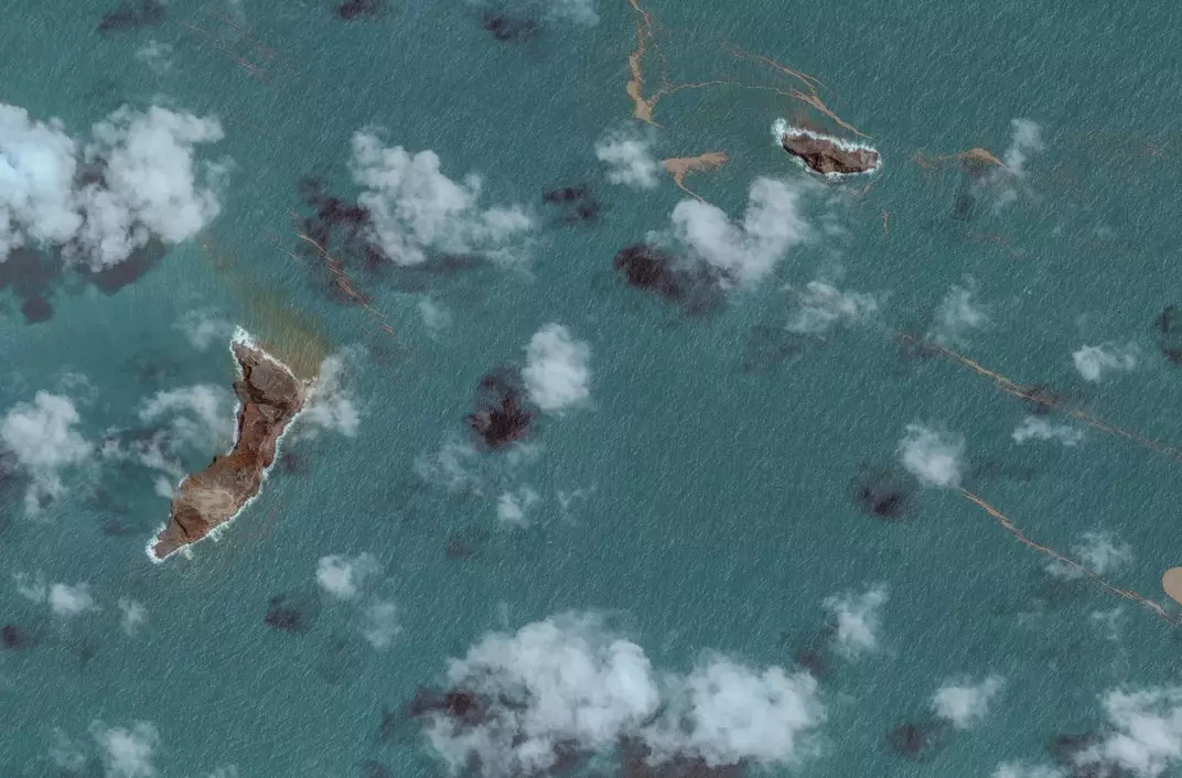 Satellitebild vu multiple klengen Vulkaninselen nom Ausbroch