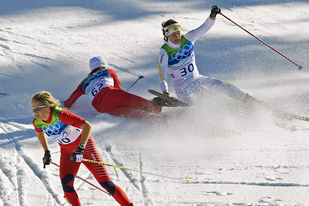 Un schior olimpic de fond evită un accident între alți doi.