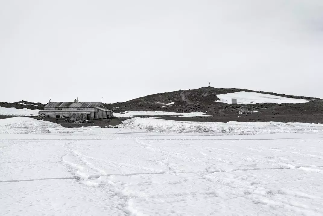 होम बीच पर समुद्री बर्फ से झोपड़ी का एक दृश्य।