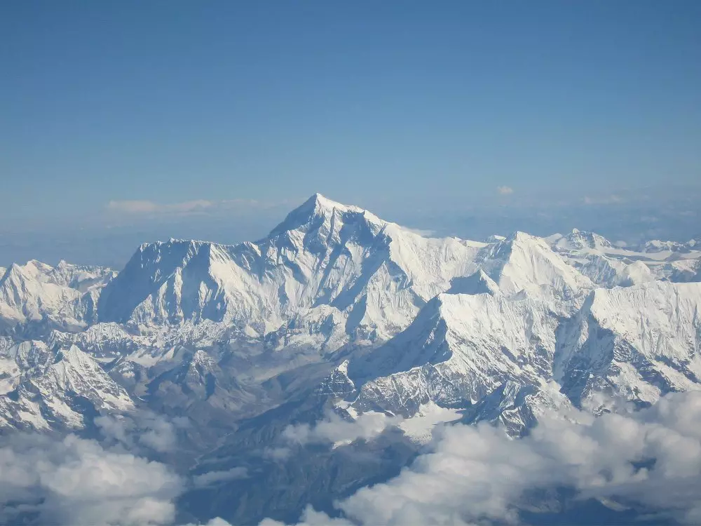 Et bilde av Mount Everest dekket av snø, tatt fra et fly