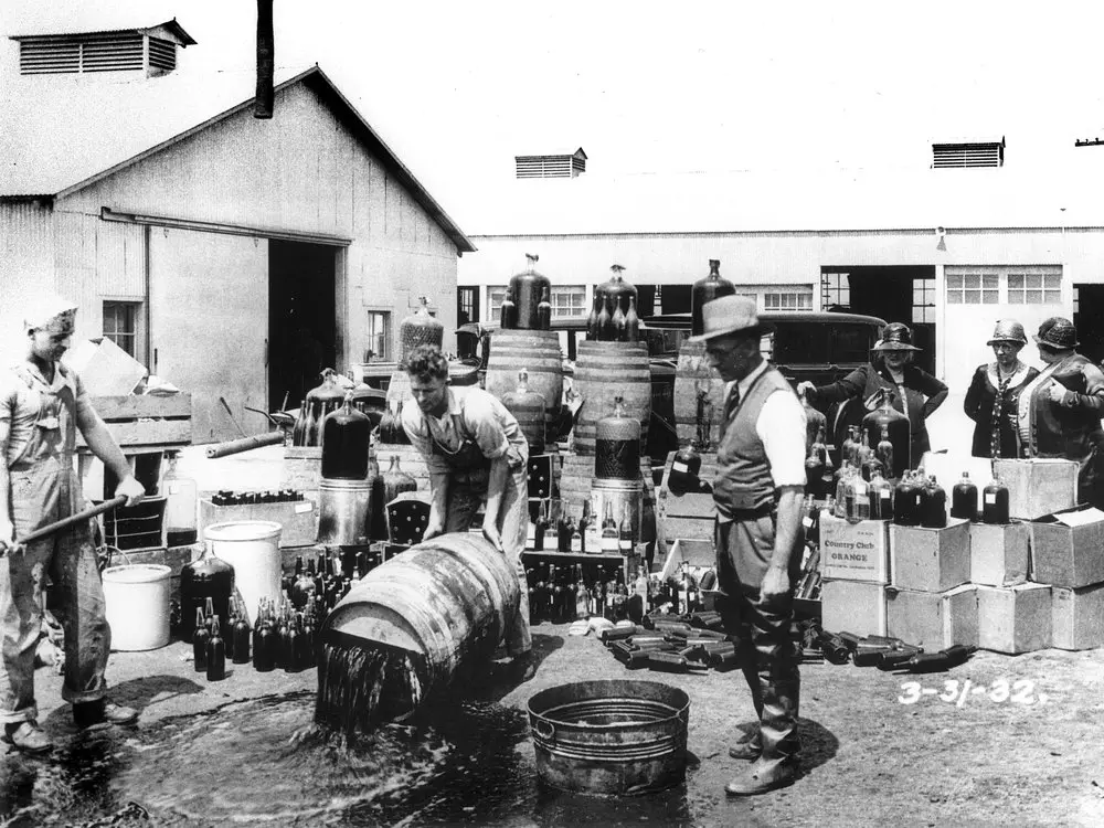 Orange_County_Sheriff's_ku-xigeennada_tumping_si sharci darro ah_booze,_Santa_Ana,_3-31-1932.jpg