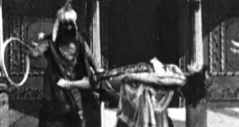 في هذه الصورة الثابتة من Hindoo Fakir (1902) ، يطير الساحر مساعده.