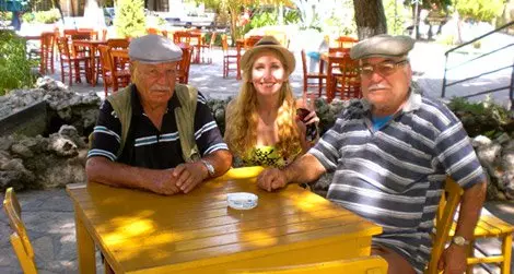 Backpacker Amerika Julia Pasternack berkongsi seketika dengan dua lelaki Turki.