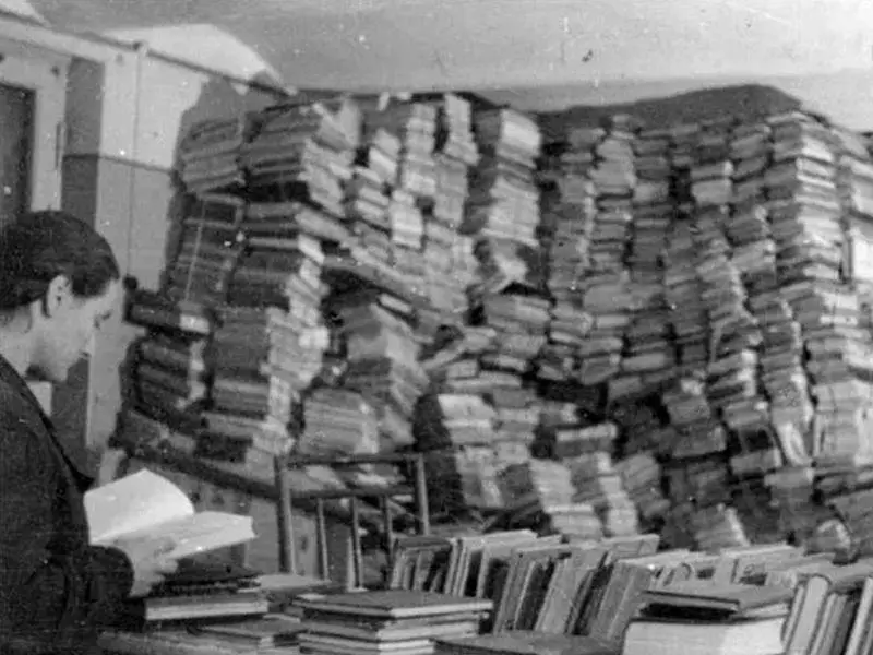 Rum fyllt med plundrade böcker i Riga, Lettland