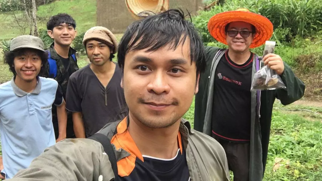 五个人的自拍照：JoCho Sippawat，与蜘蛛学家 Wuttikrai Khaikaew、Kaweesak Keeratikiat、Narin Chomphuphuang 和 Chaowalit Songsangchote。